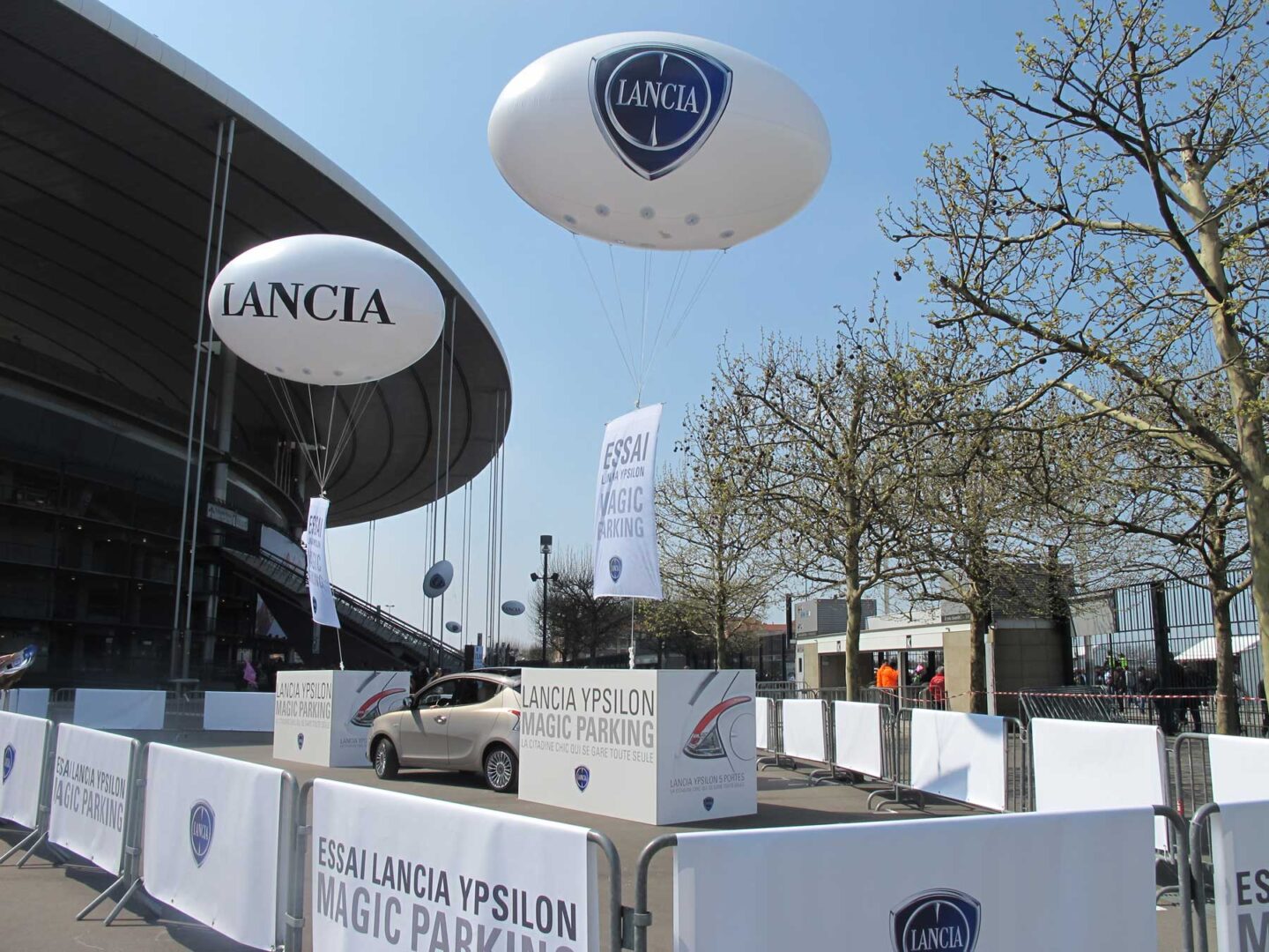 Signalétique publicitaire sur mesure : mascotte, ballon, totem exterieur