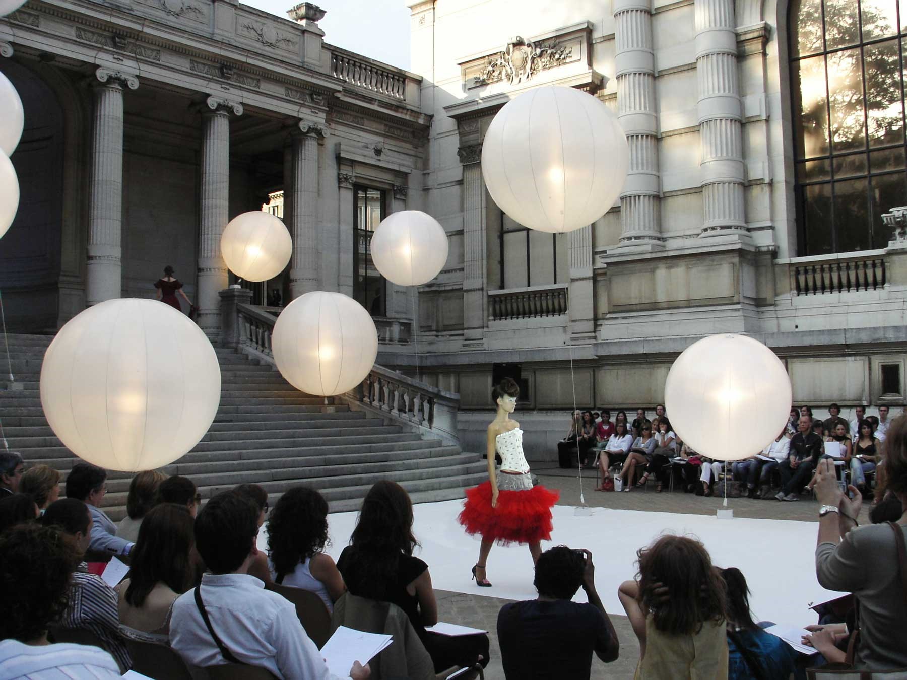 Ballon éclairant : une structure gonflable événementielle aux nombreux ...